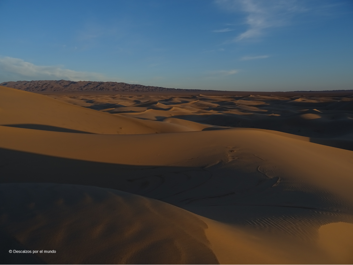 Desierto de Gobi: Acantilados Llameantes (Bayanzag) y dunas de Khongor ...